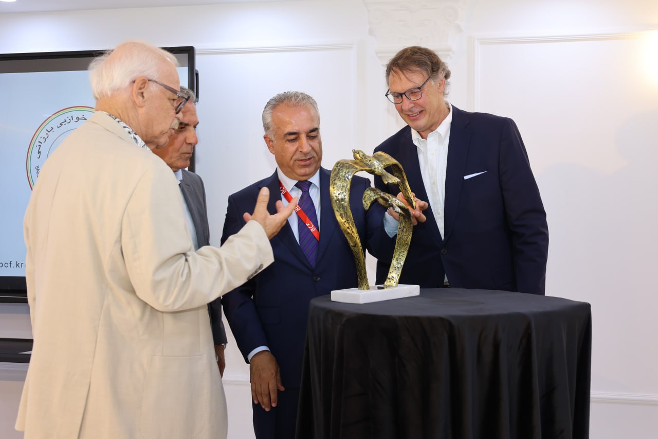 Wings of Help presents an award to the President of Barzani Charity ...